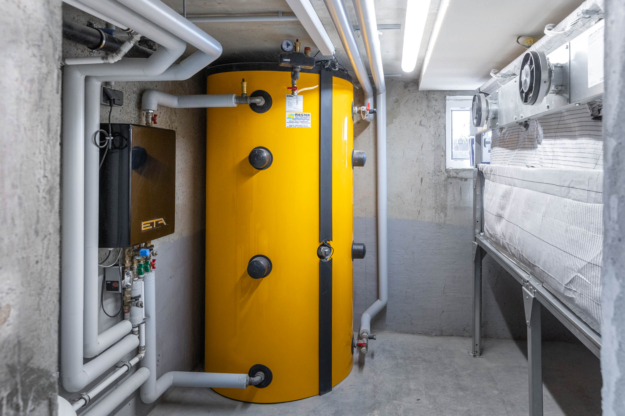 Pelletheizung mit Sacksilo und Frischwasserstation - Riester